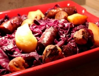 Recette Chou rouge braisé aux châtaignes, pommes et saucisses confites ...